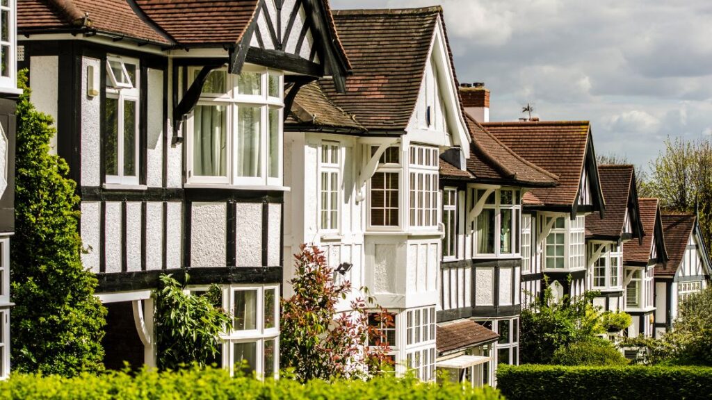30 Big Differences Between British vs American Houses - A Life Away